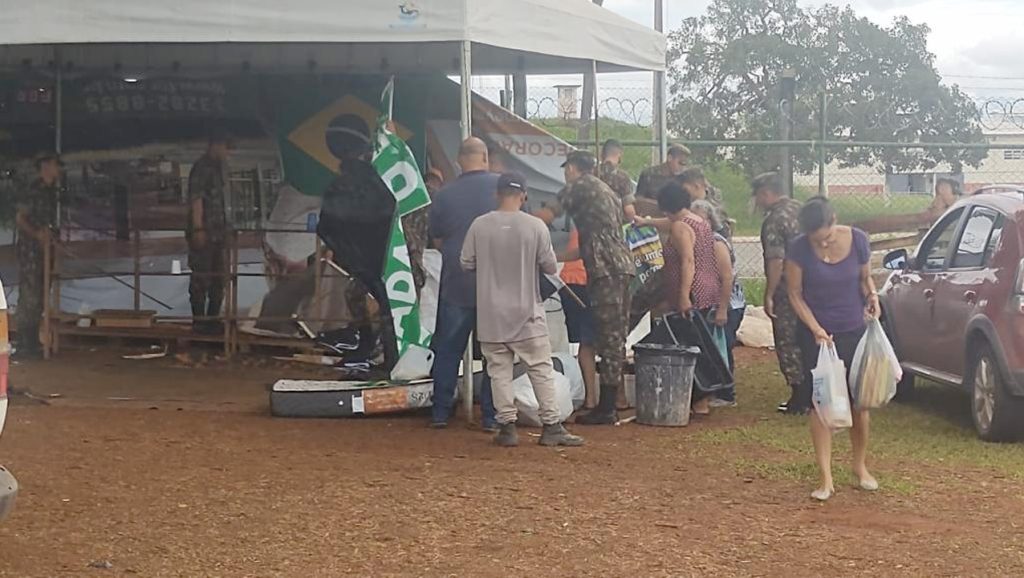 Militares Dão Fim A Estrutura De Bolsonaristas Em Frente Ao Qg Do