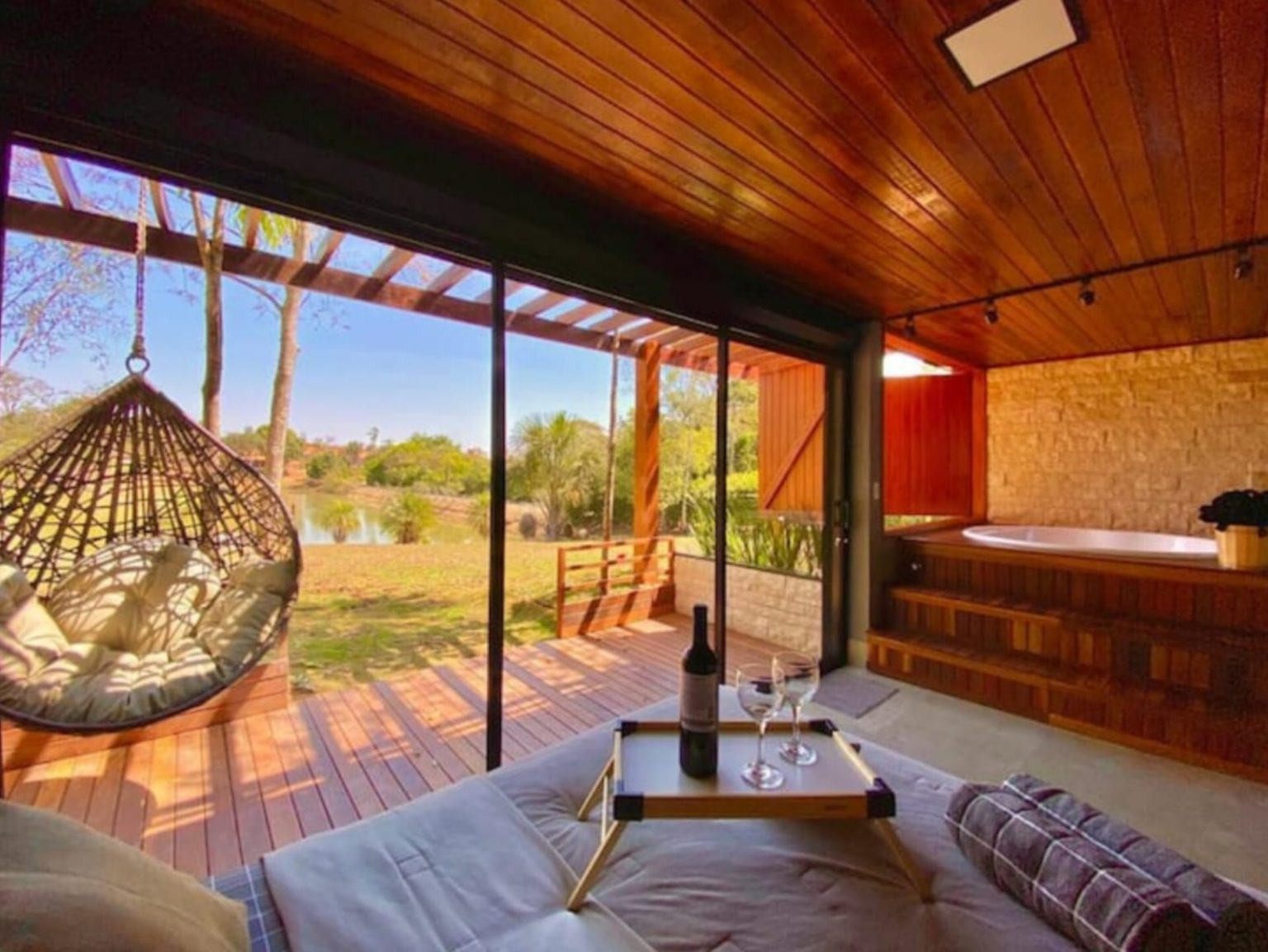 Pertinho de Goiânia, chalé escondido reúne conforto, luxo e área verde ...