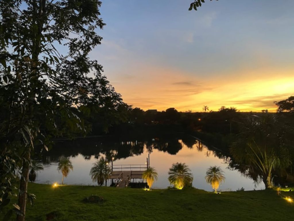Pertinho de Goiânia, chalé escondido reúne conforto, luxo e área verde ...